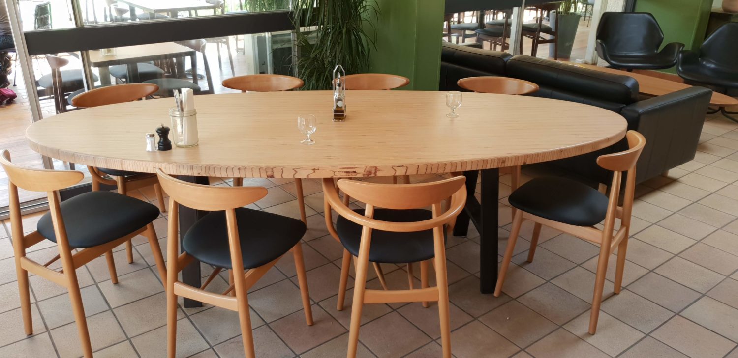 table ovale pour un restaurant - Entreprise RL Menuiserie